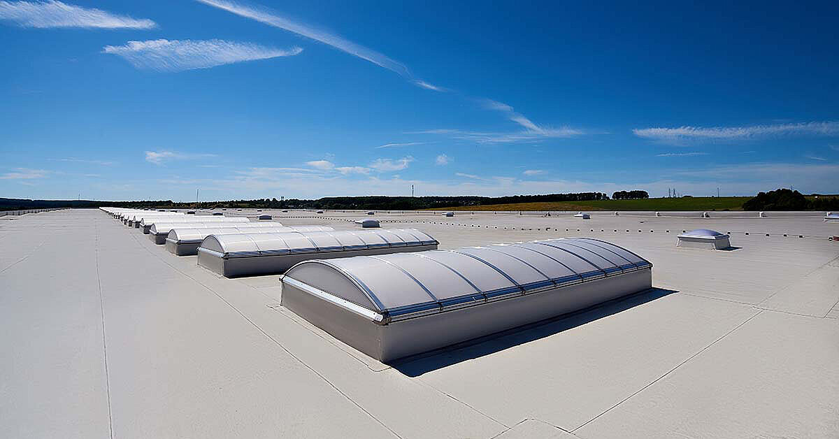 Continuous rooflights for industrial halls | insights by LAMILUX